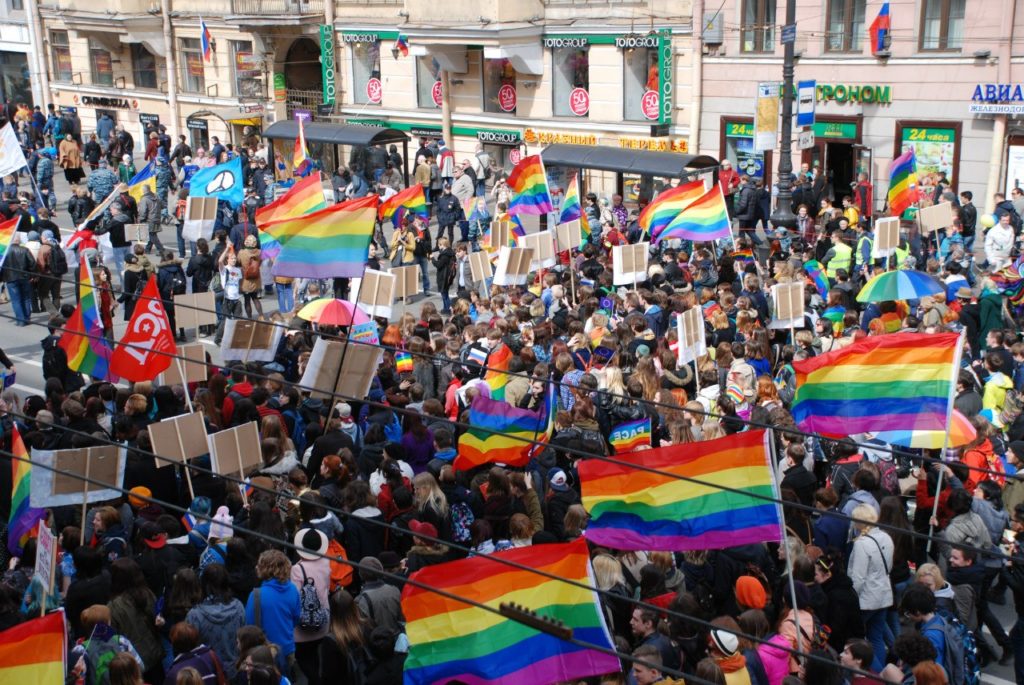 Russian LGBTI supporters march — with help from police – Erasing 76 Crimes
